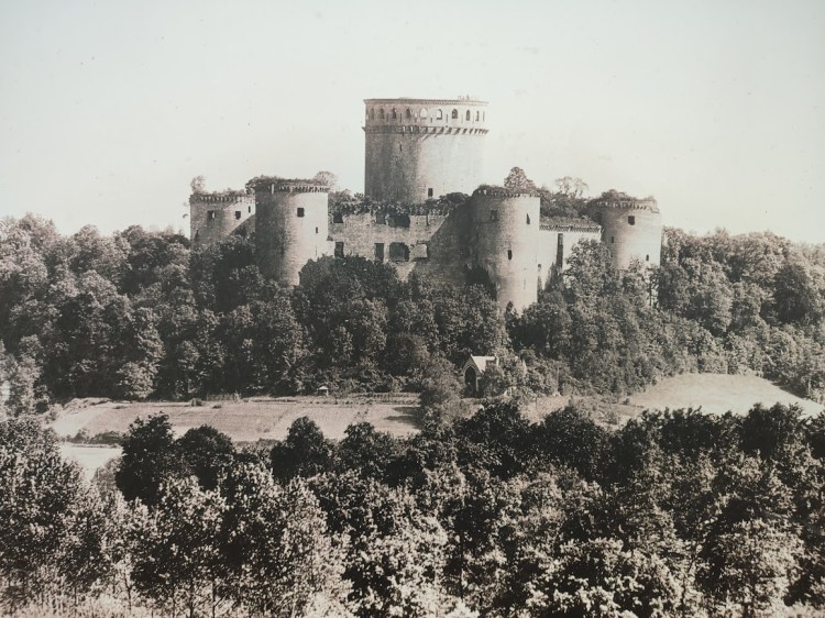 A la découverte du château de Coucy, l’une des plus belles ruines de ...
