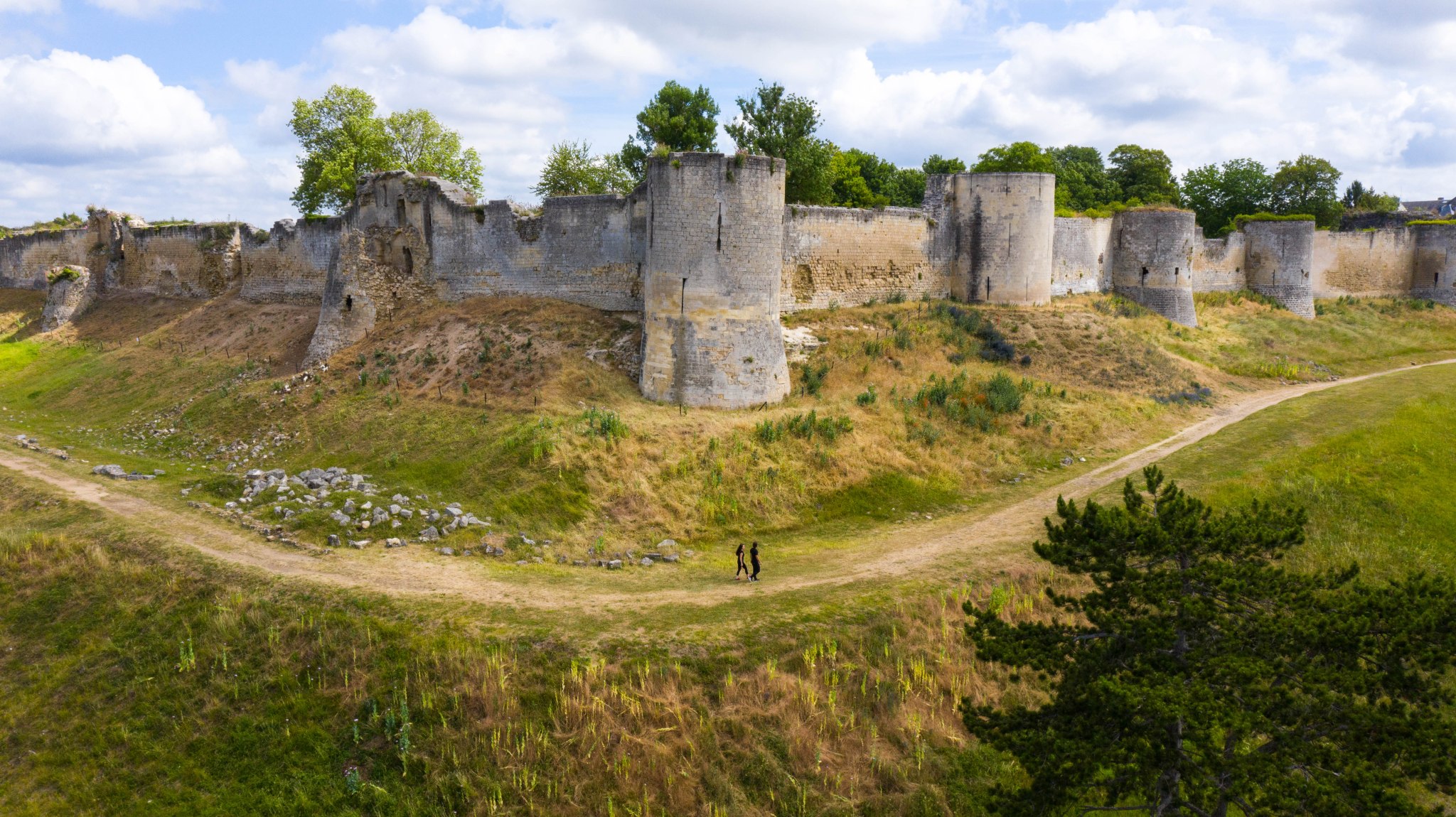 A la découverte du château de Coucy, l’une des plus belles ruines de ...